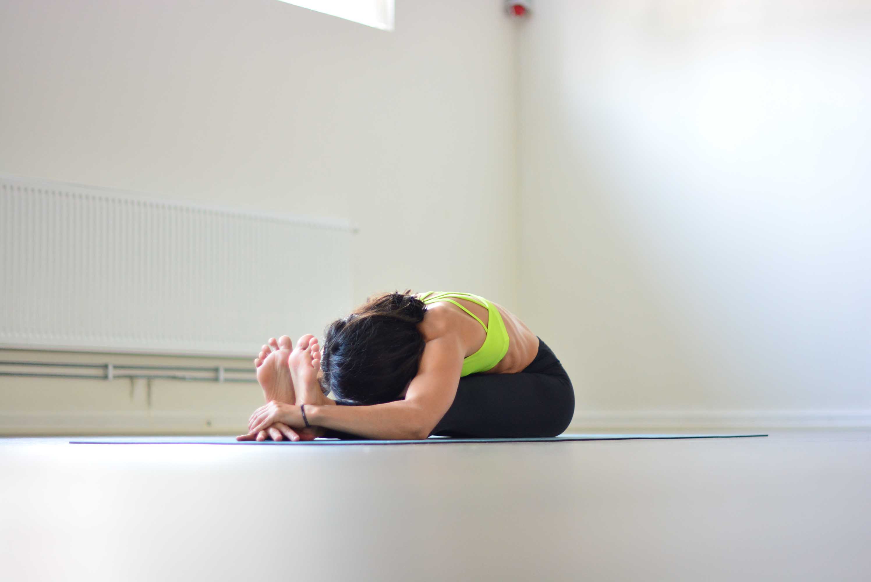 Paschimottanasana - Seated Forward Bend Pose - YOGATEKET